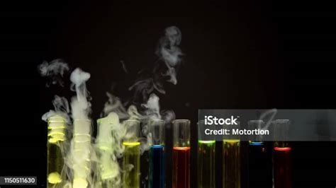 어두운 실험실에서 연기가 나는 시험 관에 있는 여러 가지 빛깔의 액체 마약 약에 대한 스톡 사진 및 기타 이미지 약 위조 건강 검진 Istock
