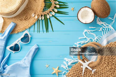 선글라스 수영복 밀짚모자 등 여름 휴가 액세서리를 파란색 나무 표면에 가지런히 배치하여 여름과 여행의 정신을 담은 생동감 넘치는 이미지 0명에 대한 스톡 사진 및 기타