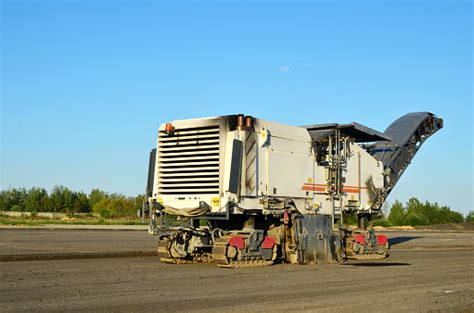 냉간 밀링 기계는 아스팔트 및 콘크리트 포장의 신속하고 고효율 제거에 사용됩니다 건설 산업에 대한 스톡 사진 및 기타 이미지 건설 산업 광업 교통수단 Istock