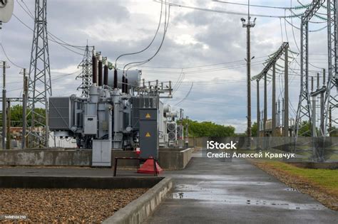 Trafo Daya Di Stasiun Distribusi Tegangan Tinggi Di Gardu Listrik Modern Foto Stok Unduh