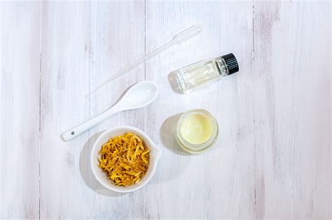 자연과 웰빙 라이프 스타일 에센셜 오일 크림과 허브 복사 공간 나무 배경 위에 높은 키 플랫 레이 0명에 대한 스톡 사진 및 기타 이미지 Istock