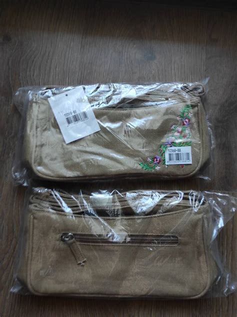 Дамски чантички несесери Аксесоари Габрово Чантите са направени от плат с красива брод