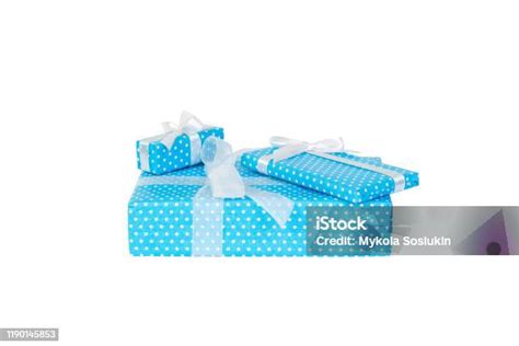 흰색 리본과 파란색 종이에 크리스마스 또는 다른 휴일 수제 선물의 그룹 흰색 배경 상단 보기에 격리 추수 감사절 선물 상자 개념 Diy에 대한 스톡 사진 및 기타 이미지