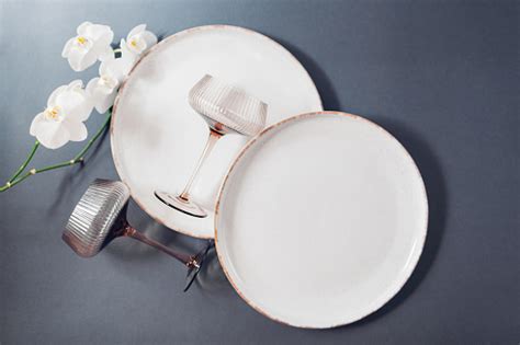 회색 배경에 유약을 바른 세라믹 식기와 칵테일 잔의 평면도 흰색 얼룩덜룩 한 저녁 식사 접시 세트 0명에 대한 스톡 사진 및 기타 이미지 Istock