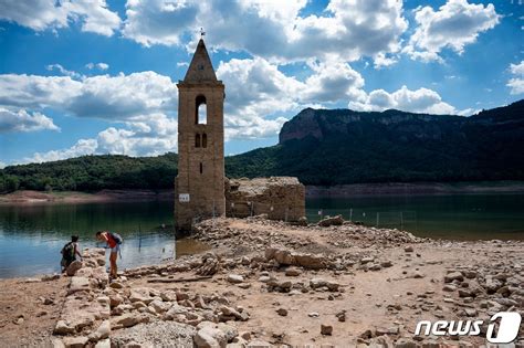 가뭄에 저수지 바닥 드러나자 수백년 교회 건물에 고인돌까지 발견