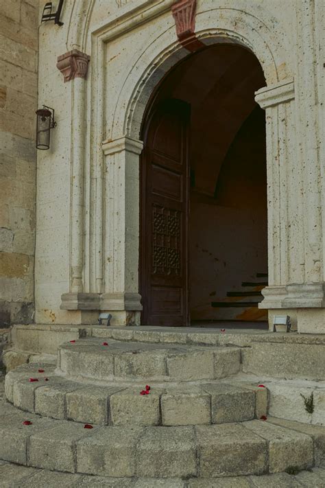 집 밖의 건물 건축 게이트 계단 고대의 고딕 스타일 고전적인 디자인 교회 구슬 돌 입구 돌계단 랜드마크 러스틱 로마네스크 양식 목조 문 문화
