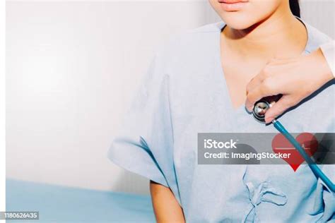 병원 사무실에서 청진기를 가진 젊은 여자 환자를 검사하는 닥터 환자의 심장 박동을 듣고 의료 및 사람 개념 심장 전문의에 대한 스톡 사진 및 기타 이미지 Istock