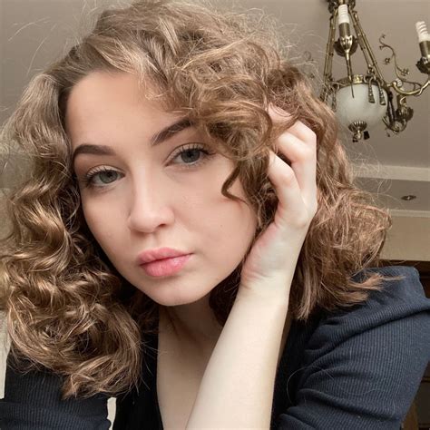 Кудрявая девушка Кудрявая девушка Натуральные волосы Волосы