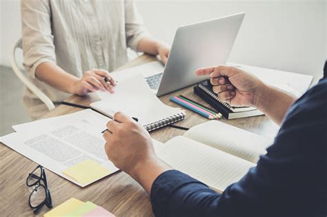 어린 학생 들 캠퍼스 또는 교육 학교 개념 친구 들과 교실에 통합 학습 교사 책에서 시험 테스트에 대 한 공부 하는 데 도움이 친구와 급우 강사에 대한 스톡 사진 및 기타