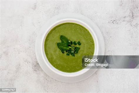 건강한 음식 밝은 배경에 시금치와 호박 크림 수프 맨 위 보기 수프에 대한 스톡 사진 및 기타 이미지 수프 녹색 바질 Istock