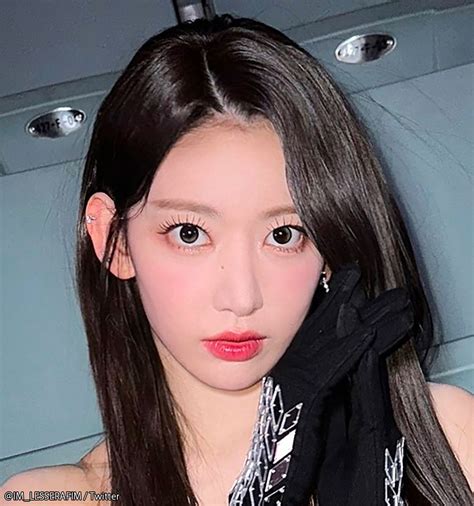 Le Sserafim 宮脇咲良、幼い頃のクリスマスの思い出がかわいすぎる！「サンタはいるって友達に言い回ってた」 Kpop Monster