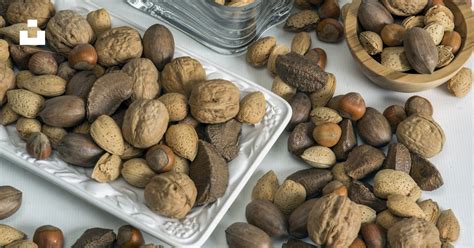 명확한 플라스틱 콘테이너에 갈색과 까만 견과 사진 Unsplash의 무료 음식 이미지