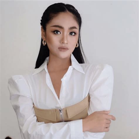 អតីតជានរណា បែកគ្នាមែន តែទំនាក់ទំនងរបស់ សុខ សោម៉ាវត្តី នៅតែល្អ គ្រាន់មិនបង្ហាញ Khmerload