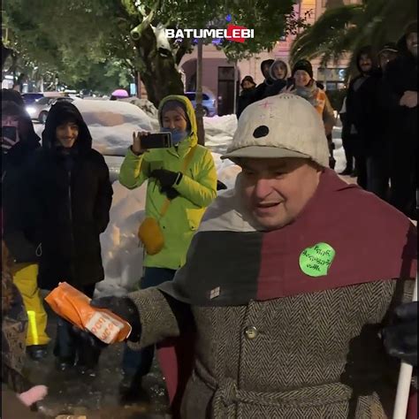 ბათუმის აქციების მედროშეს პროევროპული აქციების მონაწილეებმა ტელეფონი და სხვა საჭირო ნივთები