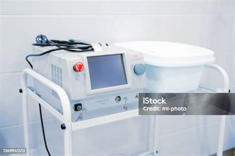 빈 내부 수술실과 병원의 현대적인 장비 블루 톤 스타일로 외과 수술 응급 환자를위한 의료 장치 생명을 구하는 의료 서비스 개념 병원에 대한 스톡 사진 및 기타 이미지