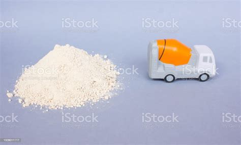 파란색 배경에 플랫 레이 콘크리트 트럭 믹서와 흰색 자갈 콘크리트의 준비 혼합 콘크리트 생산 및 납품의 개념 건설 사업 및 중장비 텍스트 공간 0명에 대한 스톡 사진 및