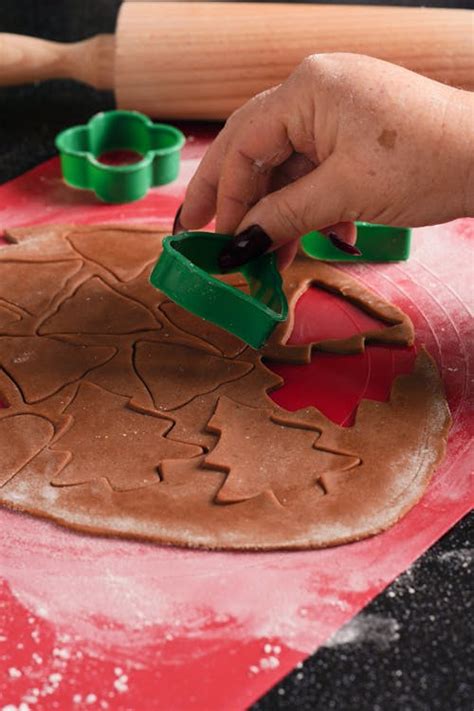 Horneado De Galletas Navideñas Con Cortadores De árboles · Foto De Stock Gratuita