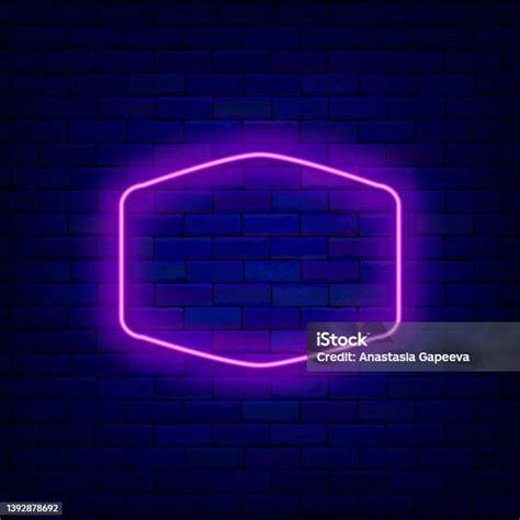 벽돌 벽에 보라색 다각형 네온 프레임 빈티지 프레이밍 빈 테두리 공간을 복사합니다 반짝이는 전단지 벡터 일러스트 레이 션 개념에 대한 스톡 벡터 아트 및 기타 이미지