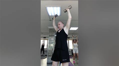 Жим гантелей над головой Упражнения с гантелями Гантели Фитнес Силовая тренировка Жим
