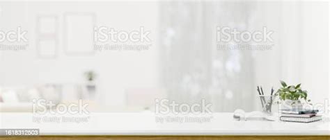 배경의 흐릿한 현대적인 흰색 거실 위에 복사 공간이 있는 현대적인 흰색 작업 공간 0명에 대한 스톡 사진 및 기타 이미지 0명 3차원 형태 거실 Istock