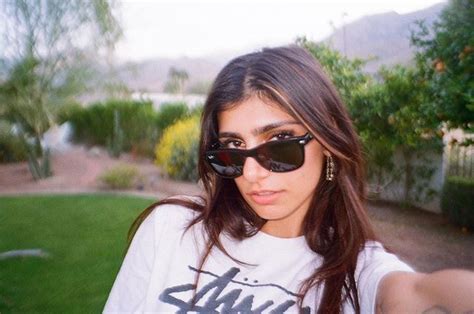Mia Khalifa Calent Instagram Al Posar Con Una Microbikini Blanca