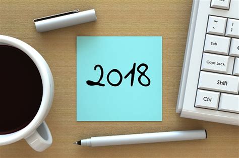 2018 메시지 메모 용지 컴퓨터와 커피에 고립 된 나무 테이블 3 차원 렌더링 겨울에 대한 스톡 사진 및 기타 이미지 겨울 계절 날씨 Istock