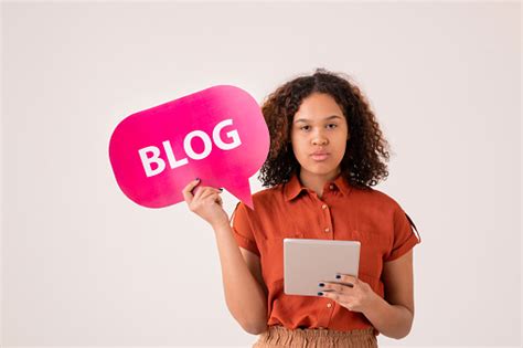 빨간 연설 거품을 들고 태블릿젊은 심각한 혼합 인종 여성 블로거 갈색 머리에 대한 스톡 사진 및 기타 이미지 갈색 머리