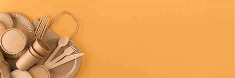 기치 친환경 식기 세트 크래프트 페이퍼 푸드 기구 종이 용기 및 컵 복사 공간이있는 오렌지 배경에 빨대를 마시는 길거리 식품