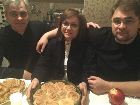Корнелия Нинова прегърна любимите си мъже на Коледа показа как меси празничната погача СНИМКИ
