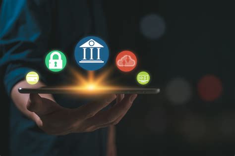 E 거버넌스 및 소셜 미디어 라이프 스타일 개념 아이콘이있는 디지털 태블릿을 사용하는 남자 금융 네트워크 보안 클라우드 컴퓨팅 가계에 대한 스톡 사진 및 기타 이미지