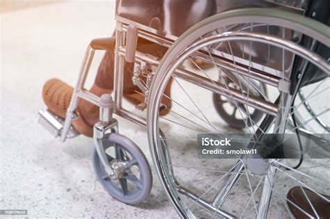 병원 클리닉에서 의사 로부터 휠체어 대기 서비스 치료를 장애인 오래 된 환자 앉아 휠체어는 바퀴가 달린의 자 이며 걸을 때 사용