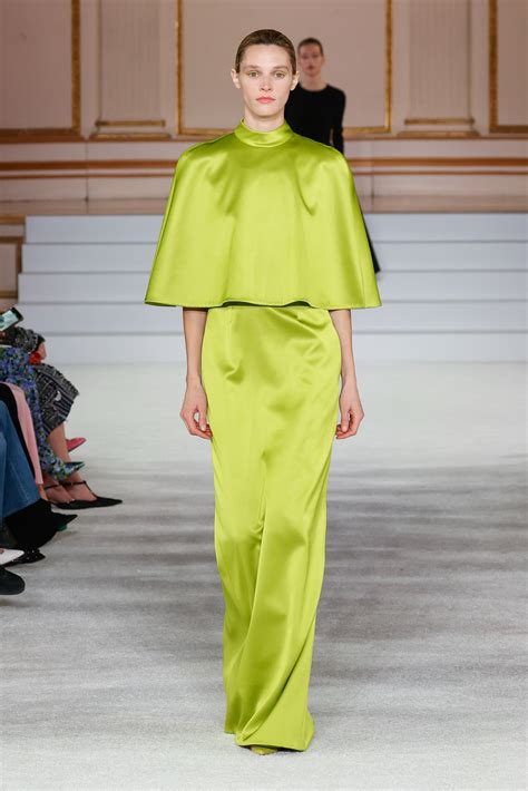 جاكيتات قصيرة مستوحاة من الكاب لإطلالات تجمع بين الرقي والإثارة مجلة هي