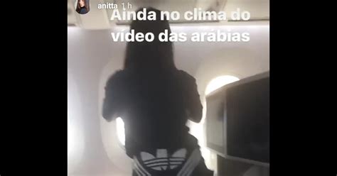Anitta faz dança sensual no avião após clipe no Marrocos No clima das arábias Purepeople