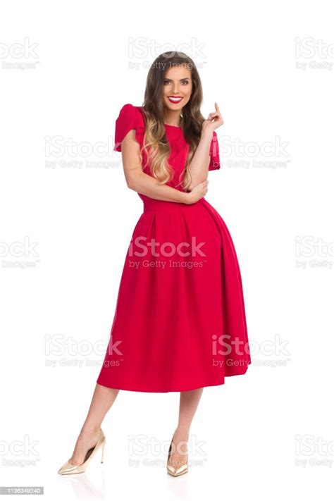 우아한 빨간 드레스와 하이 힐에 아름 다운 젊은 여성이 서 서 웃 고 금 금속에 대한 스톡 사진 및 기타 이미지 금 금속 긍정적인 감정 표현 긴 머리 Istock
