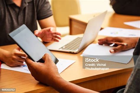 비즈니스 사람들 회의 사무실 개념 아이디어를 사용 하 여 차트 컴퓨터 태블릿 스마트 장치 사업 계획에 테이블에 공간을 복사 합니다 모임에 대한 스톡 사진 및 기타 이미지