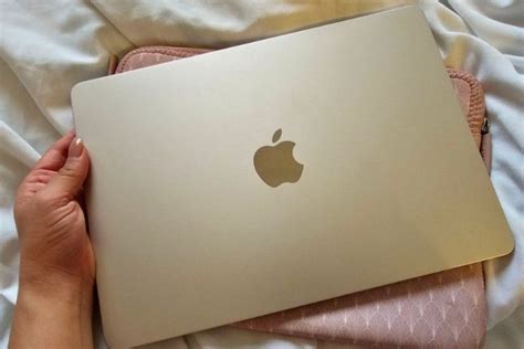 Mở Hộp Macbook Air M2 Màu Starlight Thiết Kế Chỉ 1 Từ Wow