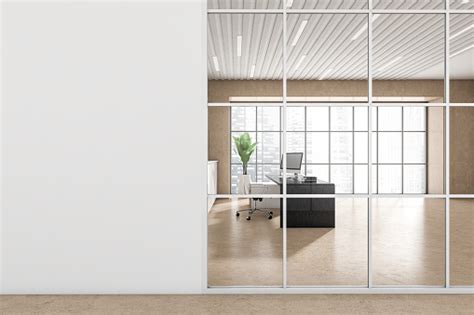 Ceo 테이블이있는 베이지 색 사무실 내부의 전면 전망 데스크탑 컴퓨터 안락 의자 파노라마 창문 콘크리트 바닥이있는 책상 빈