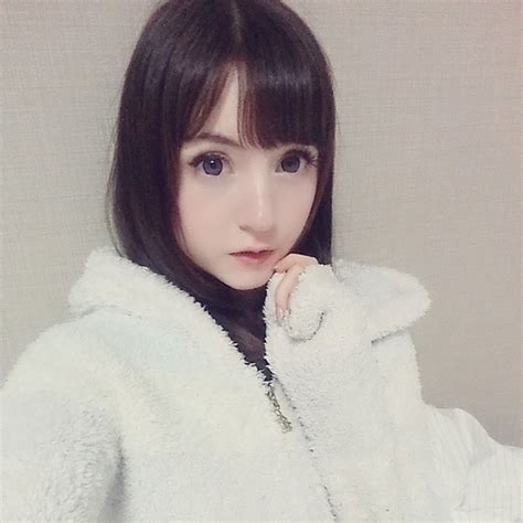 Cô gái xinh đẹp như búp bê gây sốt cộng đồng mạng