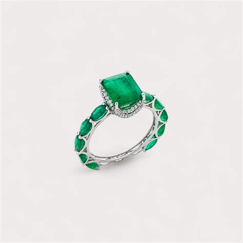 Anel Em Ouro Branco Com Esmeraldas E Diamantes Coleção Capri Corsage
