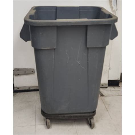 Rubbermaid Rolling Garbage Can W Spout