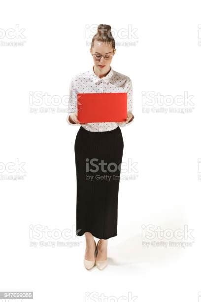 흰색 배경에 고립 된 노트북을 들고 웃는 여 교사의 전체 길이 초상화 개념에 대한 스톡 사진 및 기타 이미지 개념 교사 교육 관련 직업 교육 Istock