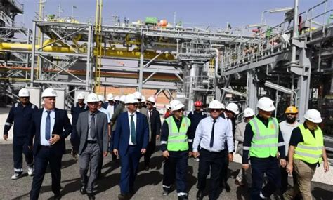 Sonatrach Hakkar Inspecte Le Champ Gazier De Hassi Bahamou Dans La