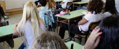 Prof Di Religione Parla Di Sesso In Aula Proteste Di Fuoco Viene Sospeso Secolo D Italia