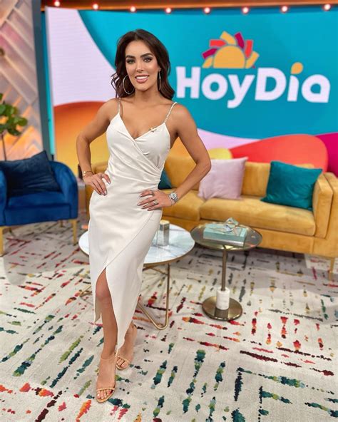 Sara Corrales Rfamouslatinas