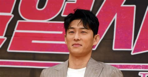 포토 고준 부드러운 미소 가득