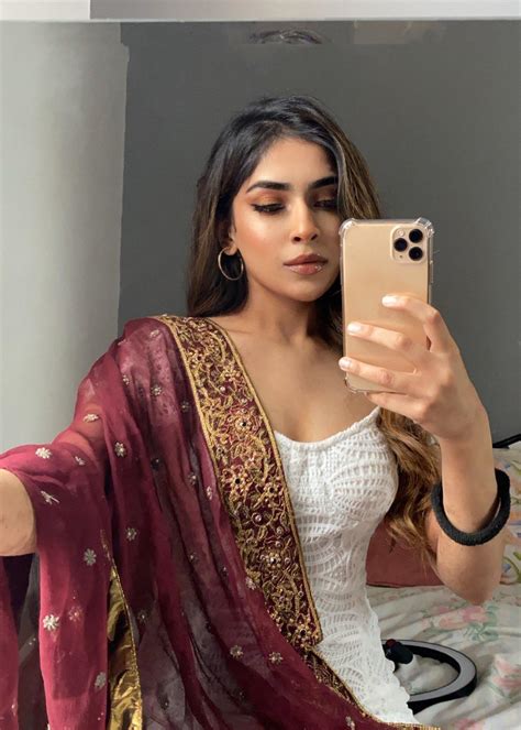 Muslim Desi Pakistani Girl Scrolller