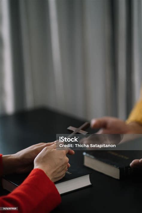 아시아 남성과 여성이 성경을 들고 하나님께 기도하고 있다 신의 축복을 위해기도하십시오 종교적 신념 기독교 생활 위기 신에게기도 개념에 대한 스톡 사진 및 기타 이미지