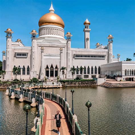 Sultan Omar Ali Saifuddin Mosque Inside