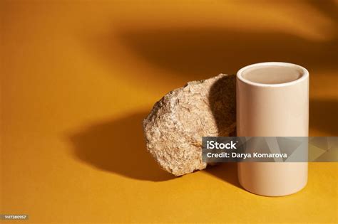 베이지 색 돌의 배경에 제품 프리젠 테이션을 위해 도자기로 만든 연단 배경에서 괴물의 나뭇잎의 그림자 복사할 공간이 있는 디자인 요소입니다 0명에 대한 스톡 사진 및 기타