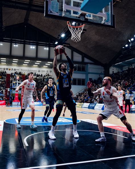 Ebouas Kit Vanoli Cremona Vs Varese Basket 2024 Worn And Autographed